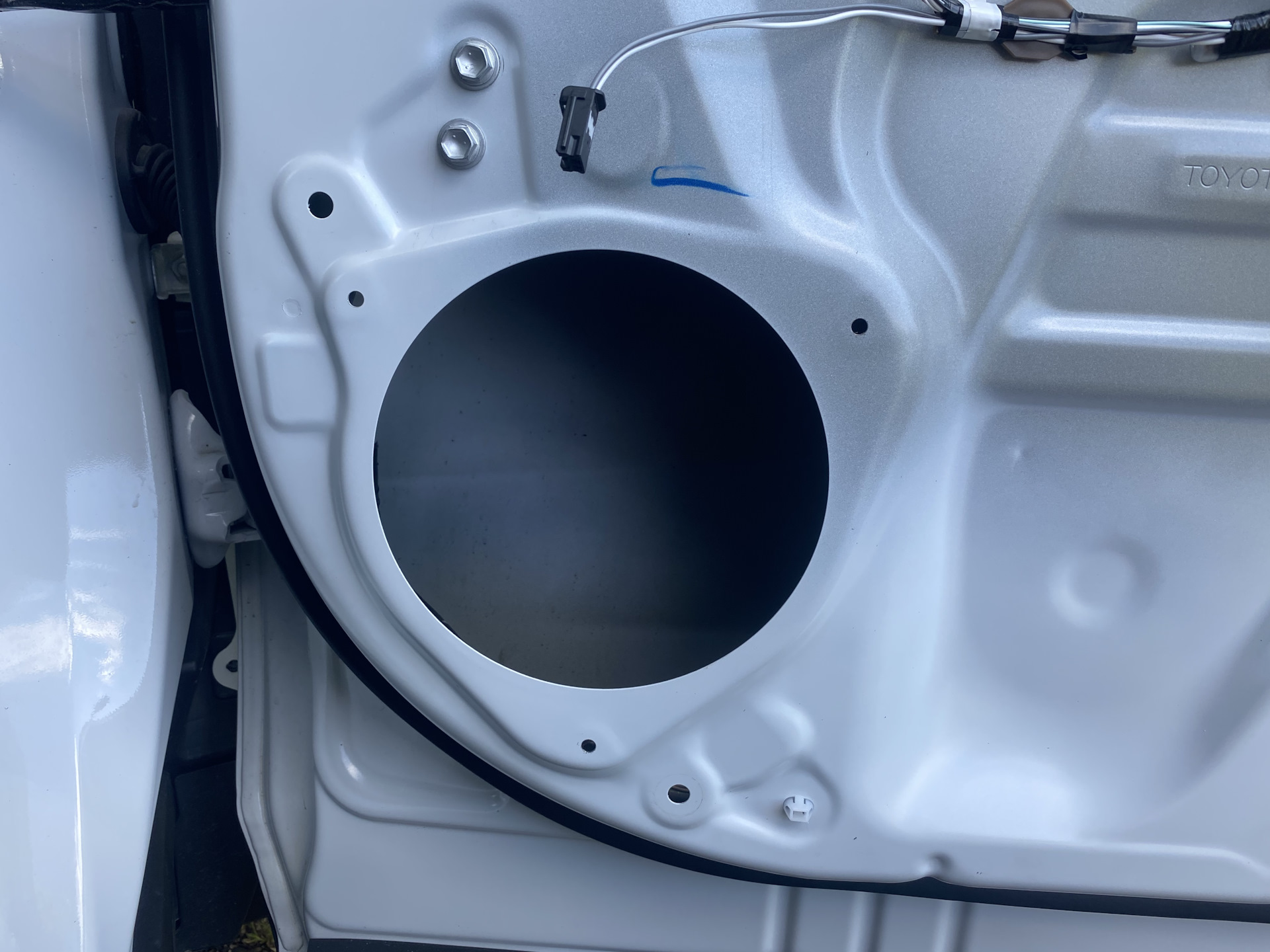 Замена штатных динамиков и шумоизоляция дверей — Toyota RAV4 (5G), 2 л ...