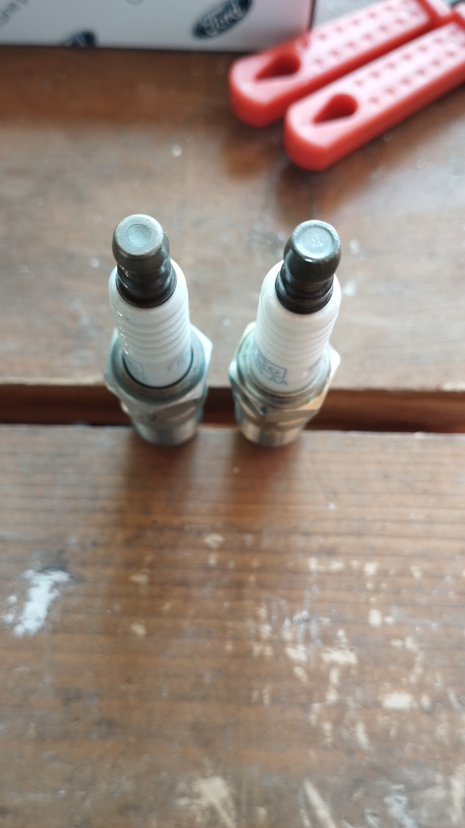 Свечи Ford 1369704 одна сплошная паль, после 2020 — Ford C-Max I, 1,8 л ...