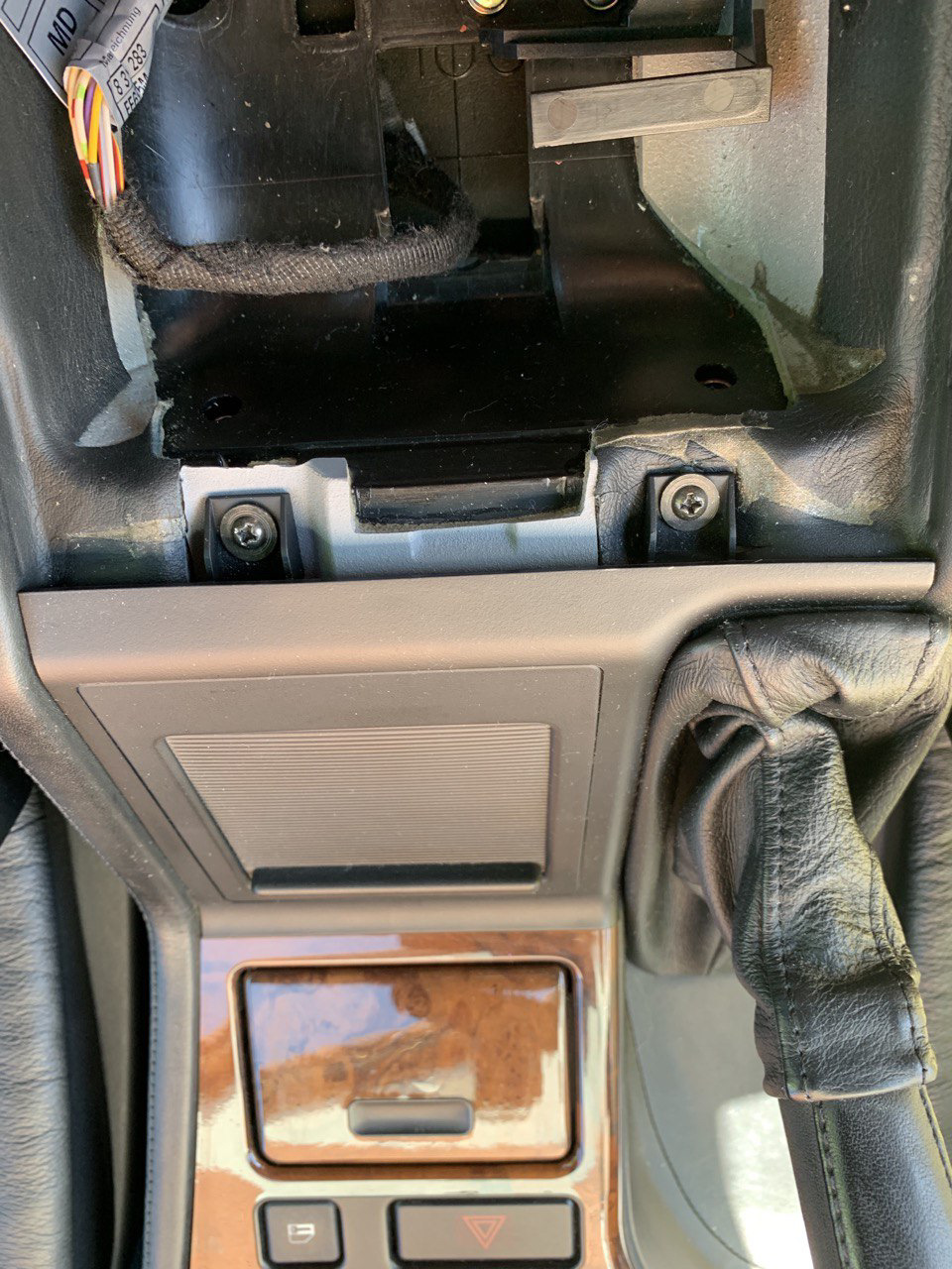 Замена центральной консоли, подлокотника и декоративной вставки ...