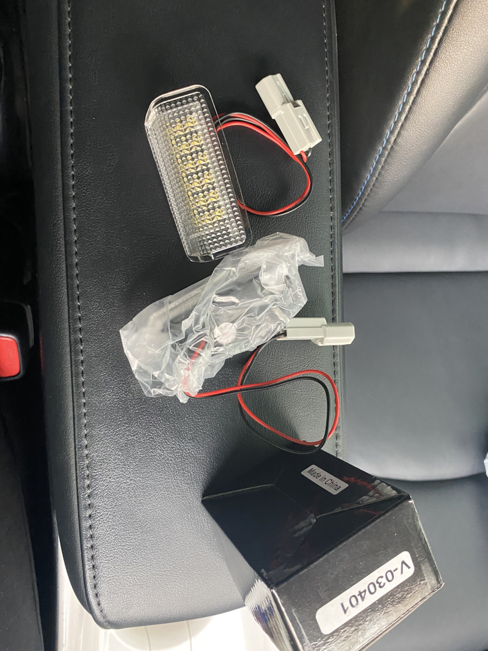 Подсветка дверей — Toyota Prius (50), 1,8 л, 2016 года | аксессуары ...