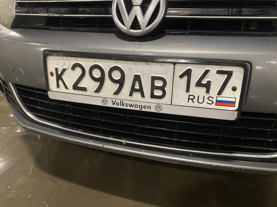 Номерные рамки и упор капота — Volkswagen Golf Mk6, 1,4 л, 2012 года ...