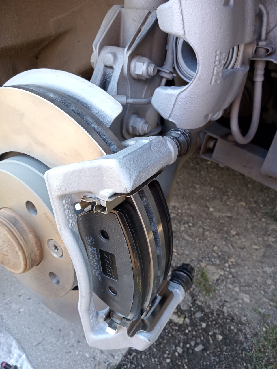 Никакой воды, только отзыв и лайфхак! Замена передних тормозов и свечей ...