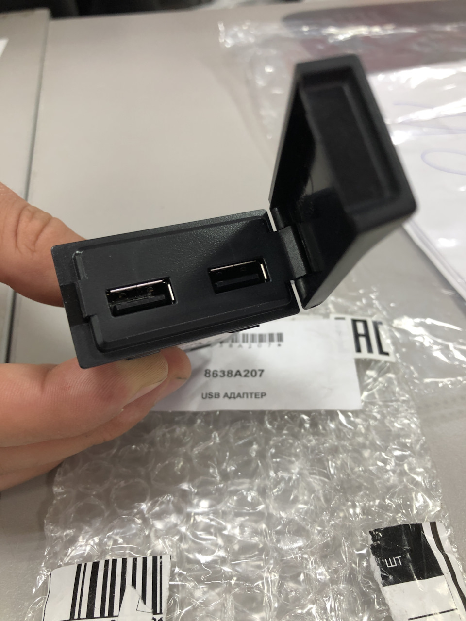 Штатная панель зарядки USB и розетки на 12В для задних пассажиров (2 ...