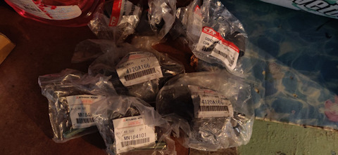 MN184101 БОЛТ ЗАДНИЙ РАЗВАЛЬНЫЙ+ ШАЙБА ASX (10-…), LANCER (07 ...