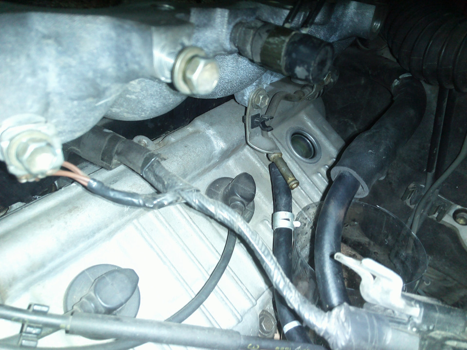 #4. Уплотнители капота — Mitsubishi Pajero (4G), 3,2 л, 2008 года ...