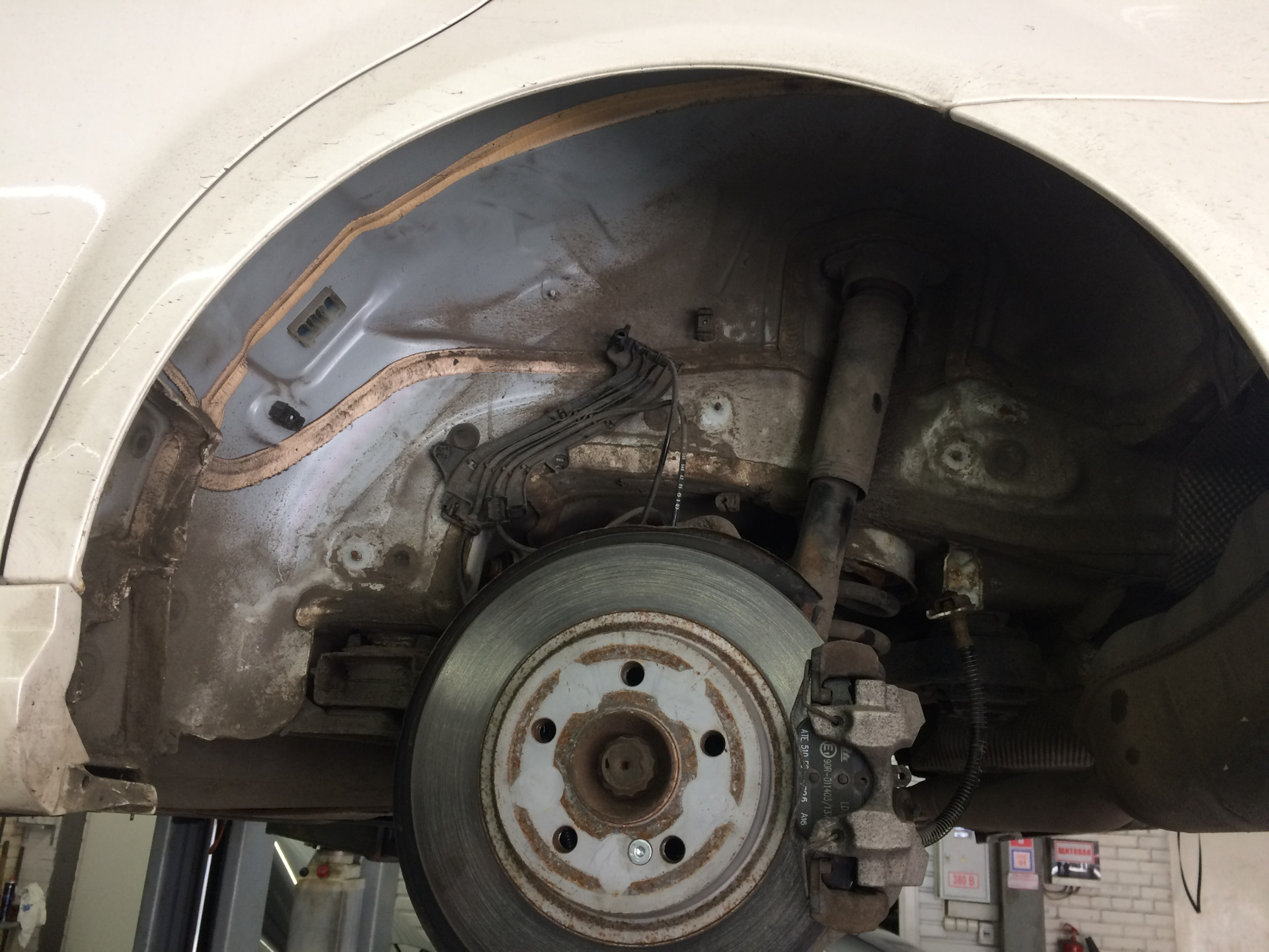 Замена тормозных трубок — Mercedes-Benz C-Class (W204), 3,5 л, 2011 ...