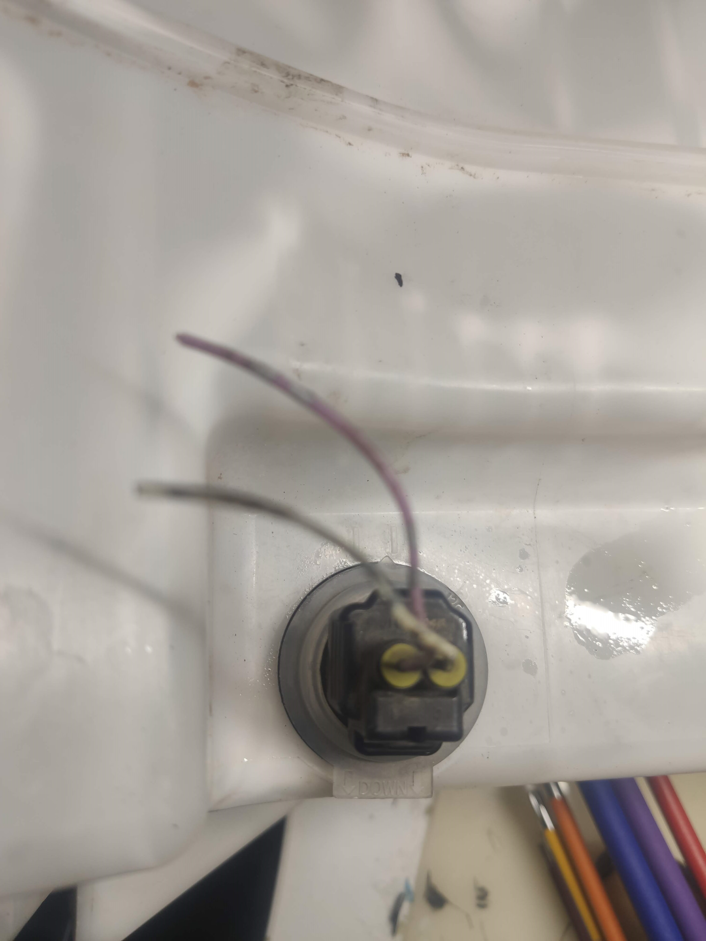 Датчик уровня омывателя. Washer Fluid Level. — Toyota Prius (50), 1,8 л ...