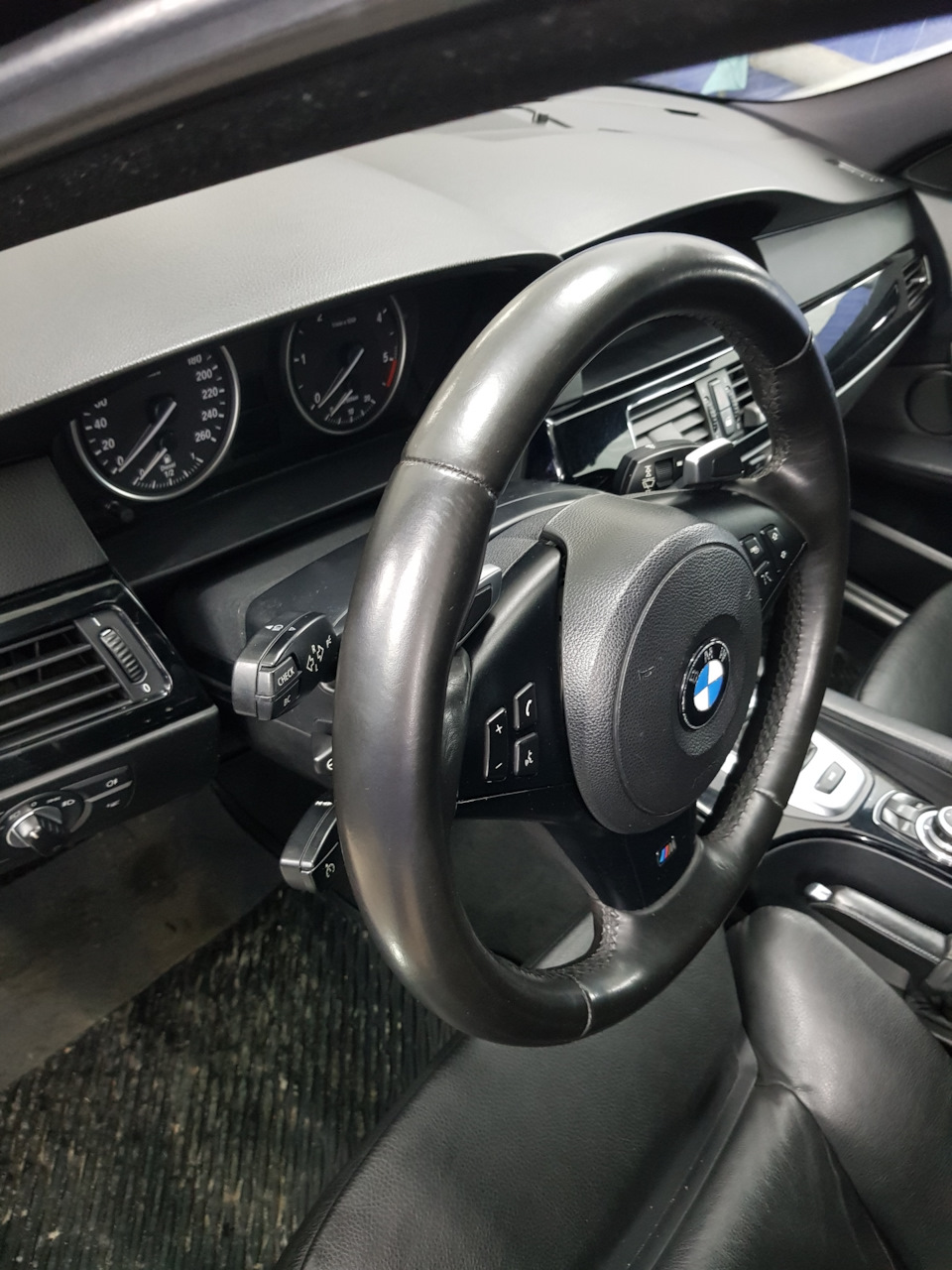 Замена обшивки рулевой колонки — BMW 5 series (E60), 3 л, 2009 года ...