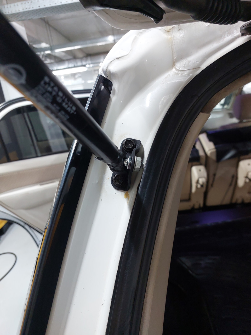 Упоры крышки багажника — Toyota Fortuner (1G), 2,7 л, 2007 года ...