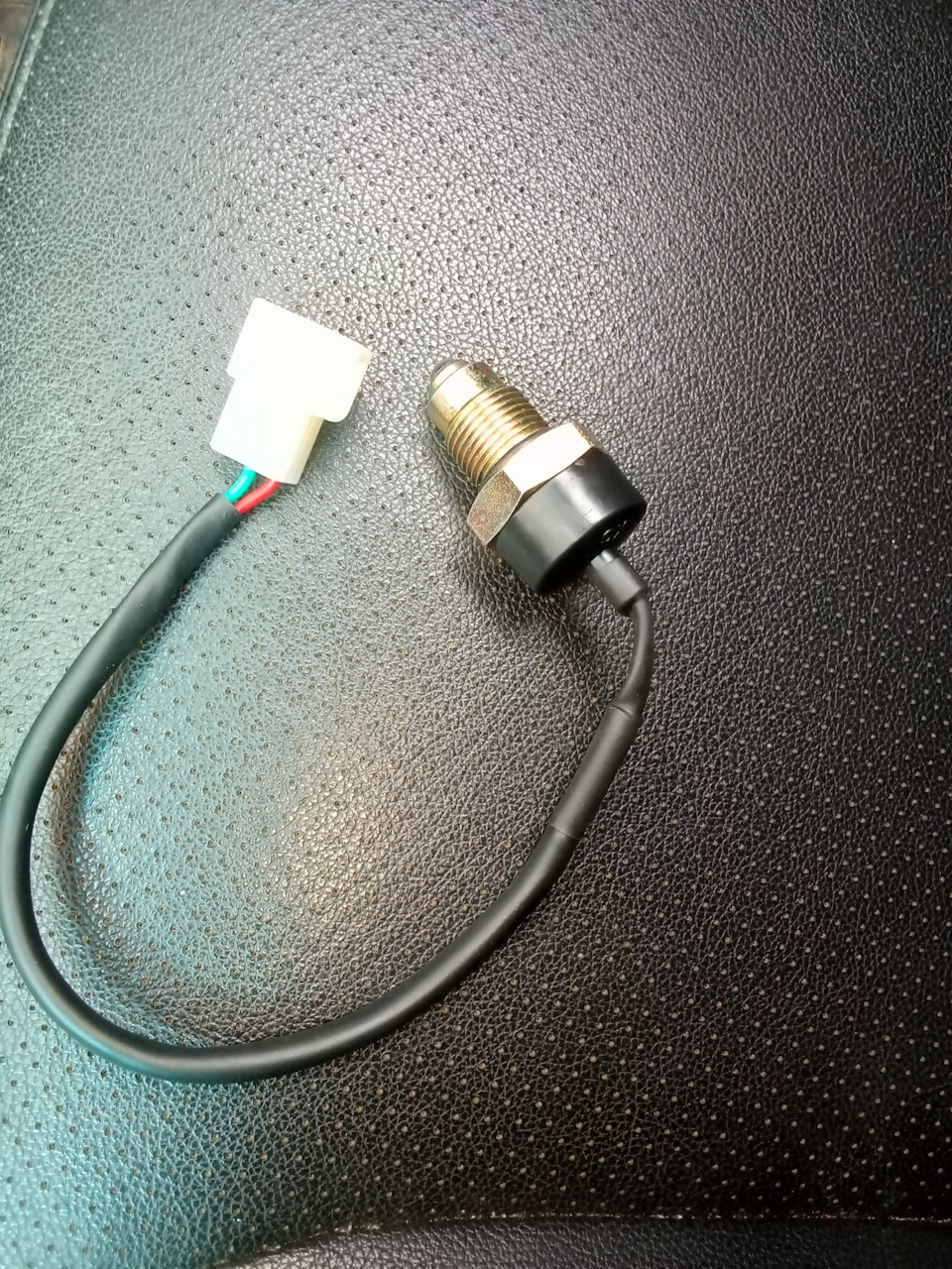 Замена датчика заднего хода. — Geely Emgrand EC7 FE-1, 1,5 л, 2013 года ...