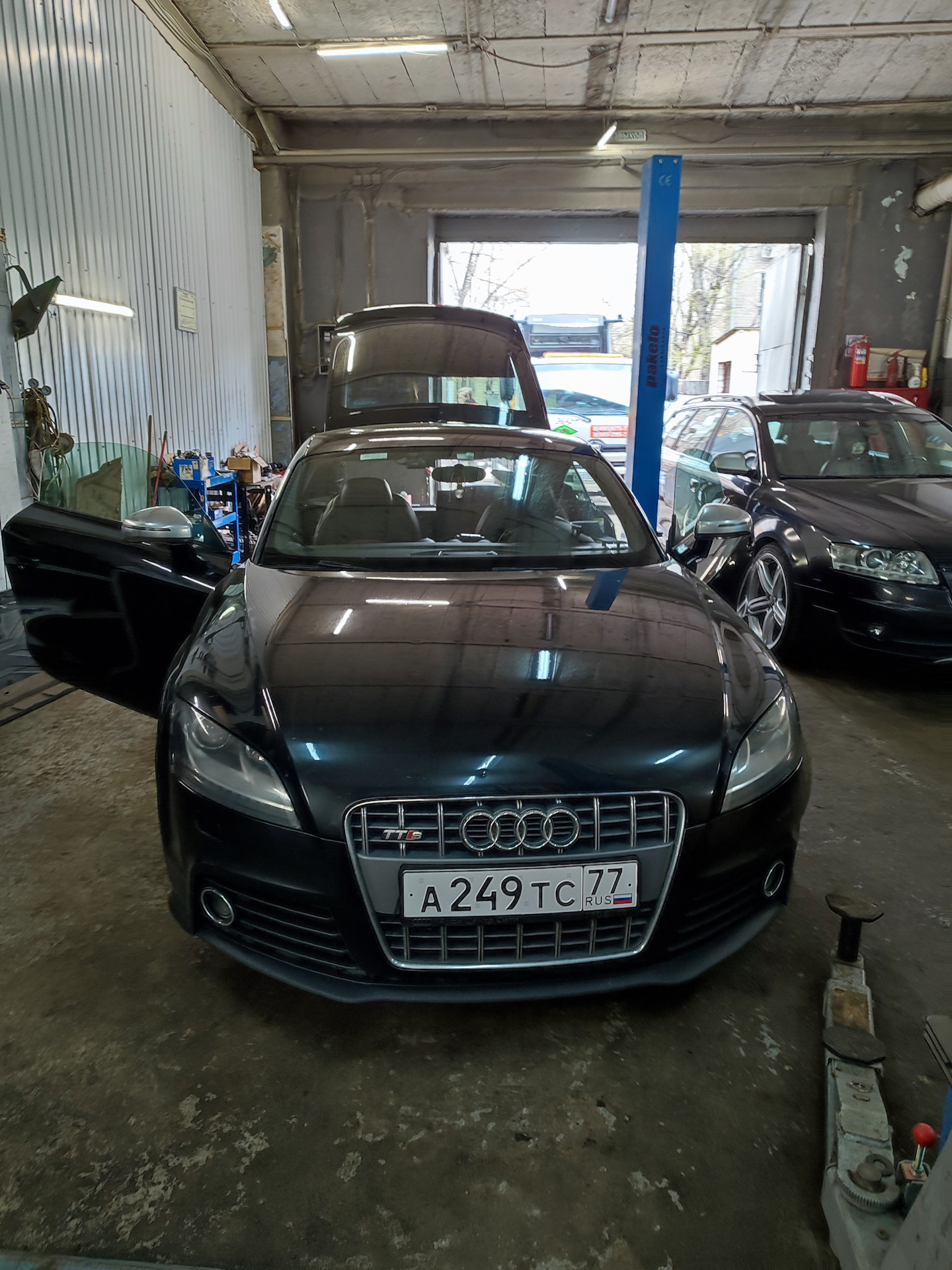 Замок пассажирской двери, полка в багажник, подсветка салона — Audi TTS ...