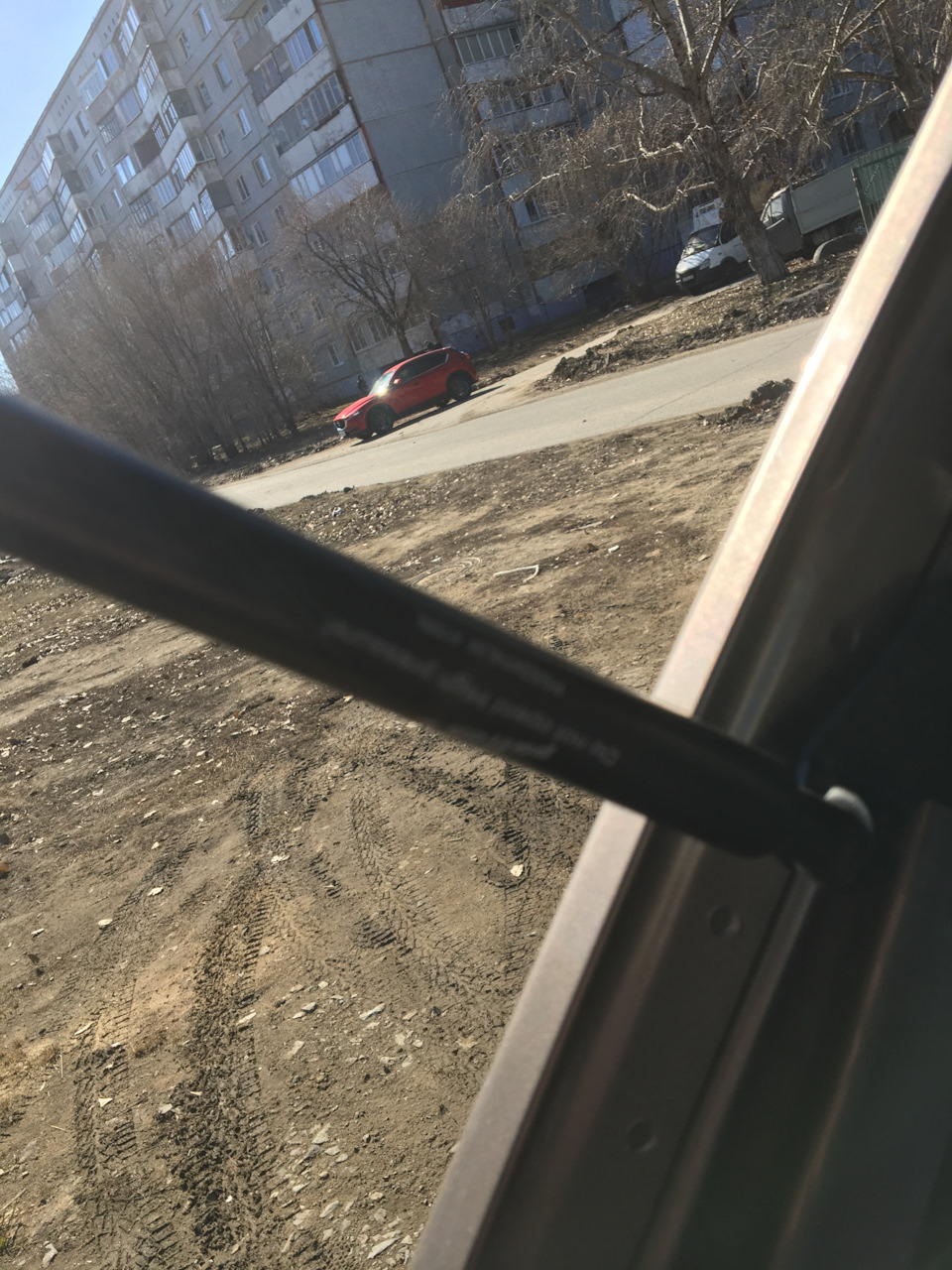 Замена упоров крышки багажника — Nissan Qashqai (1G), 1,6 л, 2012 года ...