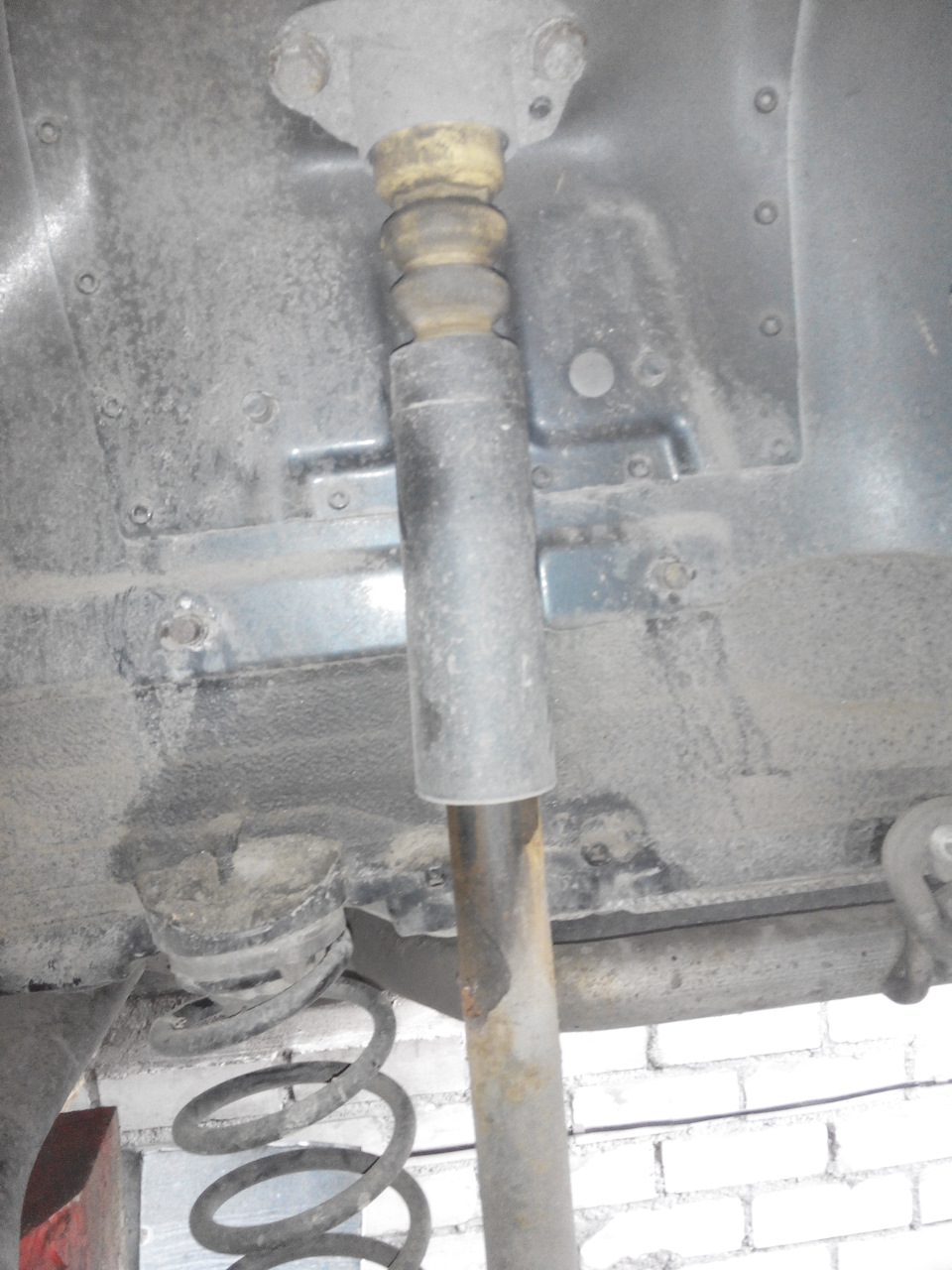 Замена задних амортизаторов Audi A2 — Audi A2, 1,4 л, 2001 года ...