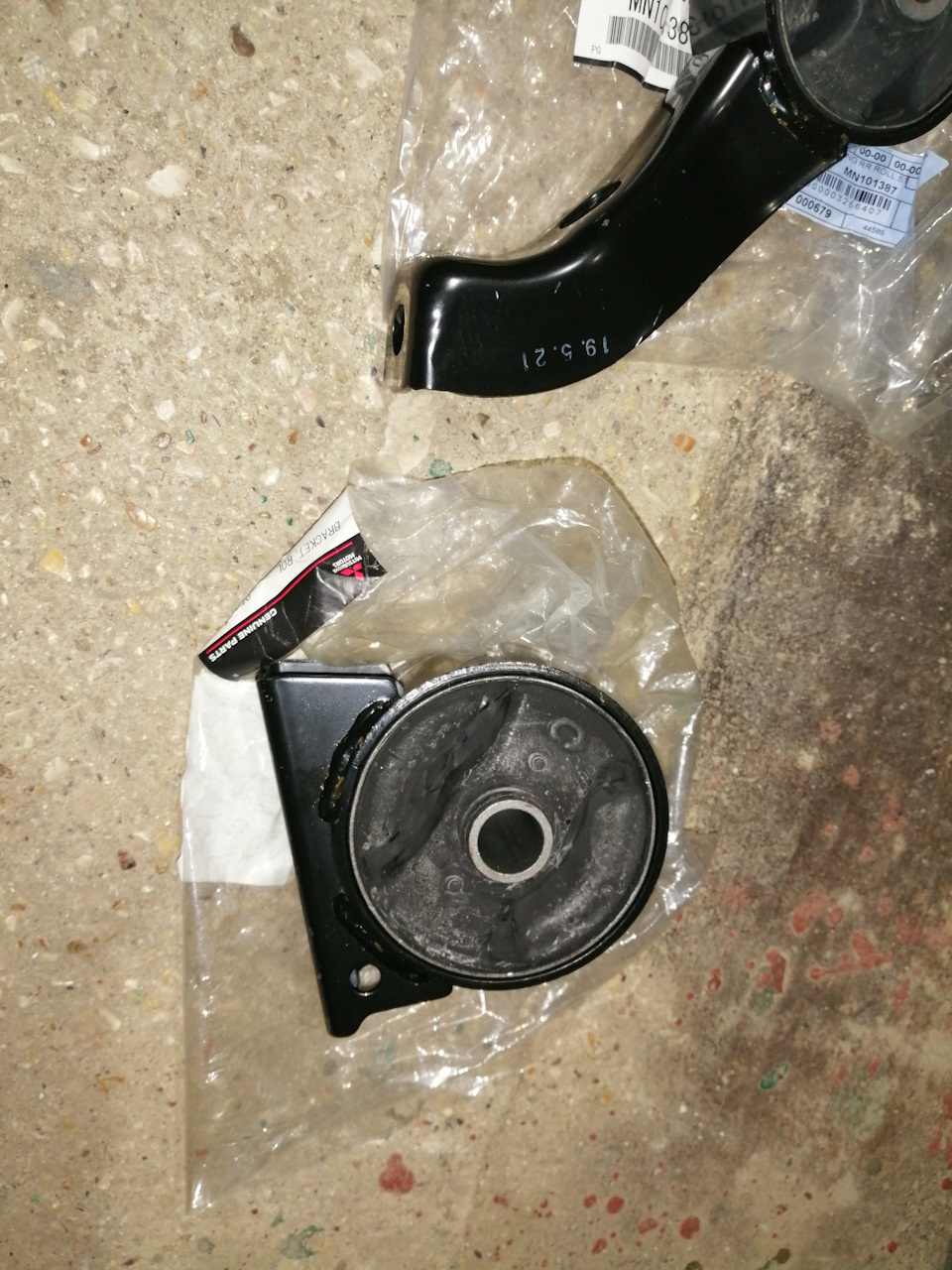 MN101387 подушкa двигателя Mitsubishi | Запчасти на DRIVE2