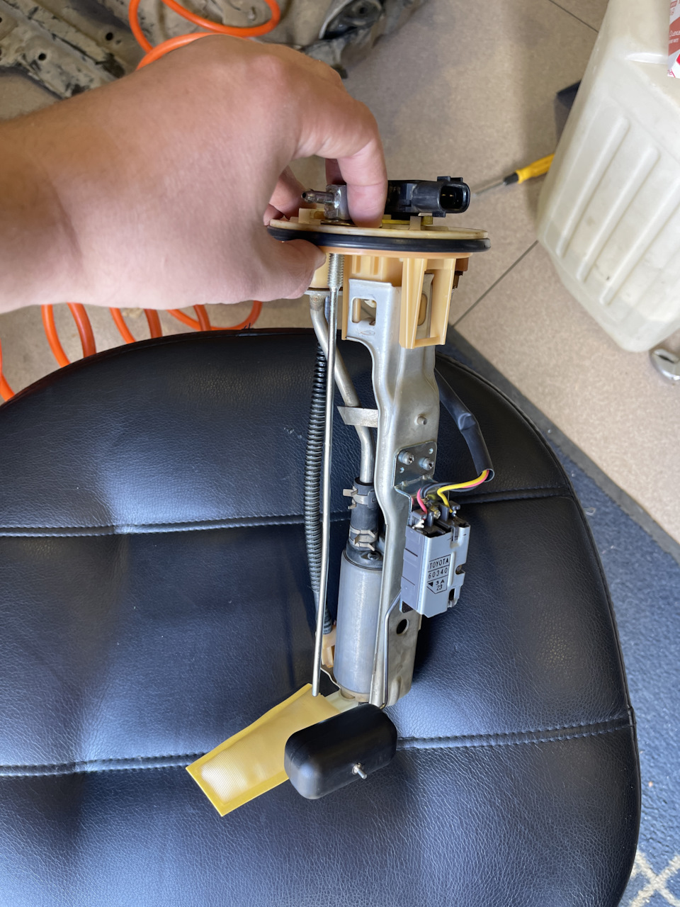 Замена датчика уровня топлива — Lexus LX (UZJ100), 4,7 л, 2004 года ...