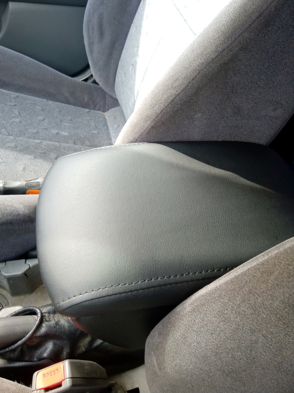 подлокотник — KIA Spectra, 1,6 л, 2007 года | аксессуары | DRIVE2