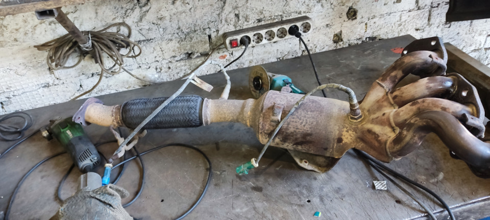 Замена гофры, нижней опоры ДВС и сальник привода — Ford Mondeo IV, 2,3 ...