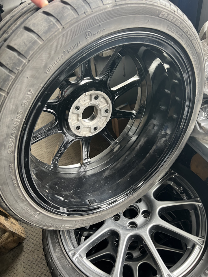 Шины летние Bridgestone 225/40 R18, литые диски VW Motorsport 7,5Jx18 ...