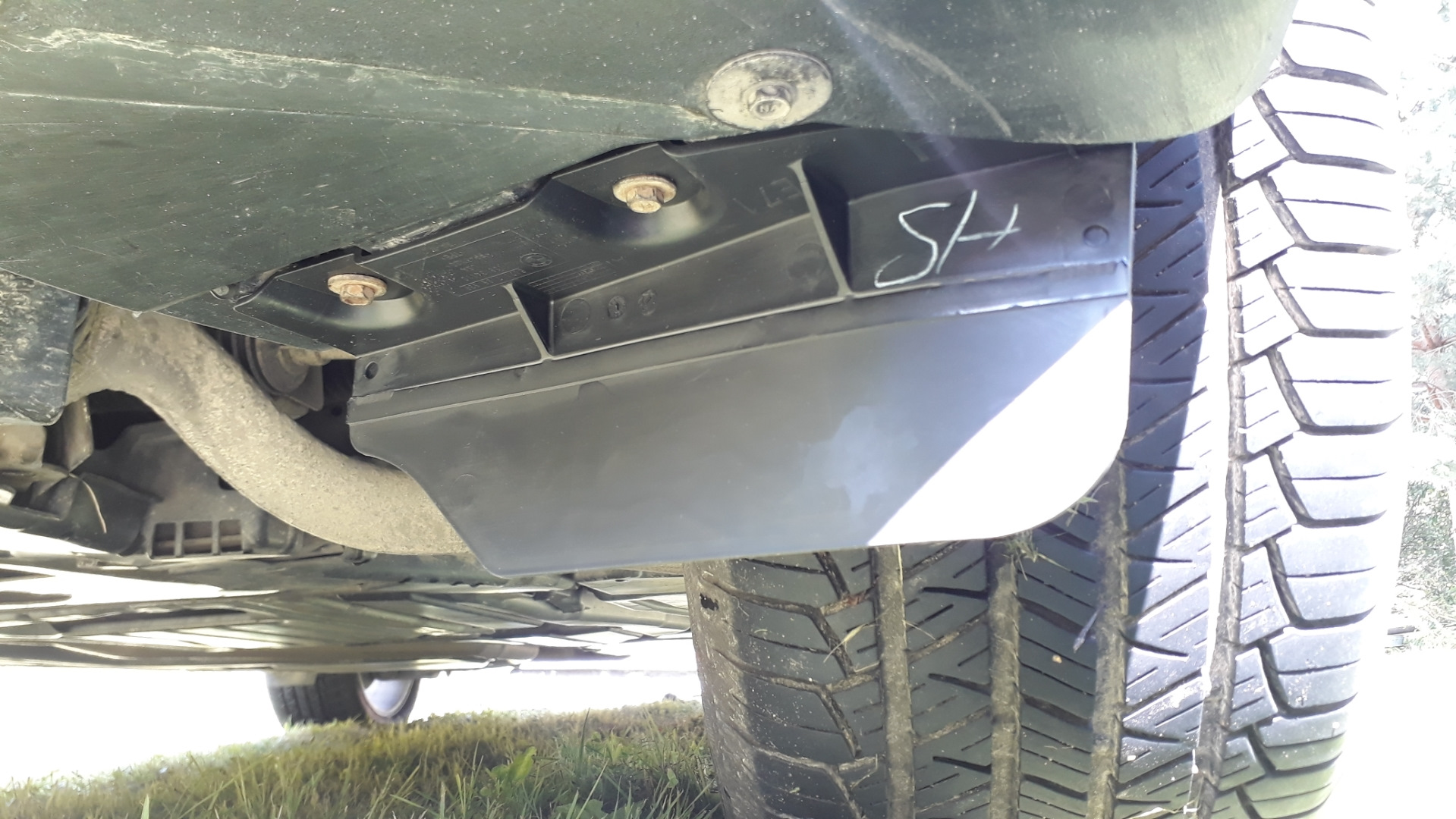 Замена передних аэродинамических щитков (51757188839, 51757188840 ...