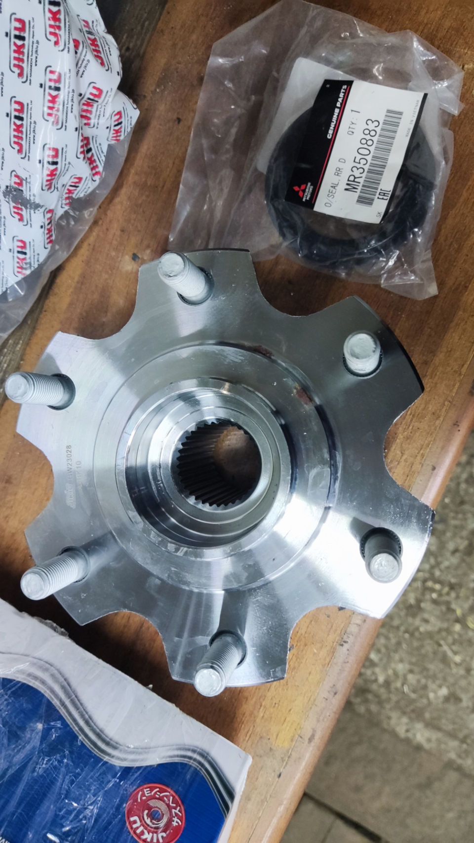 MR350883 Сальник привода заднего редуктора PAJERO 00- Mitsubishi ...