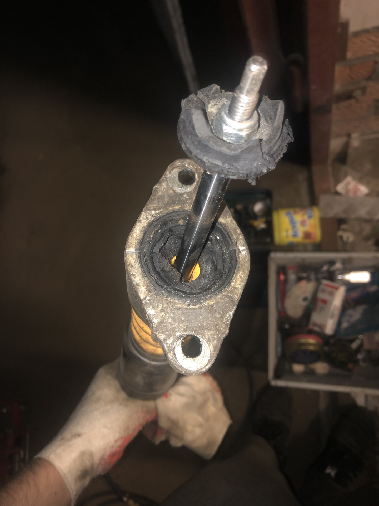 Замена задних амортизаторов — Ford Fusion, 1,6 л, 2006 года ...