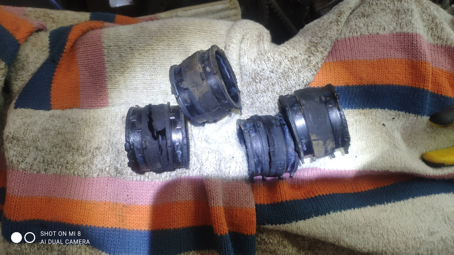 Замена патрубков впуска — Volkswagen Passat B5, 1,6 л, 1998 года ...