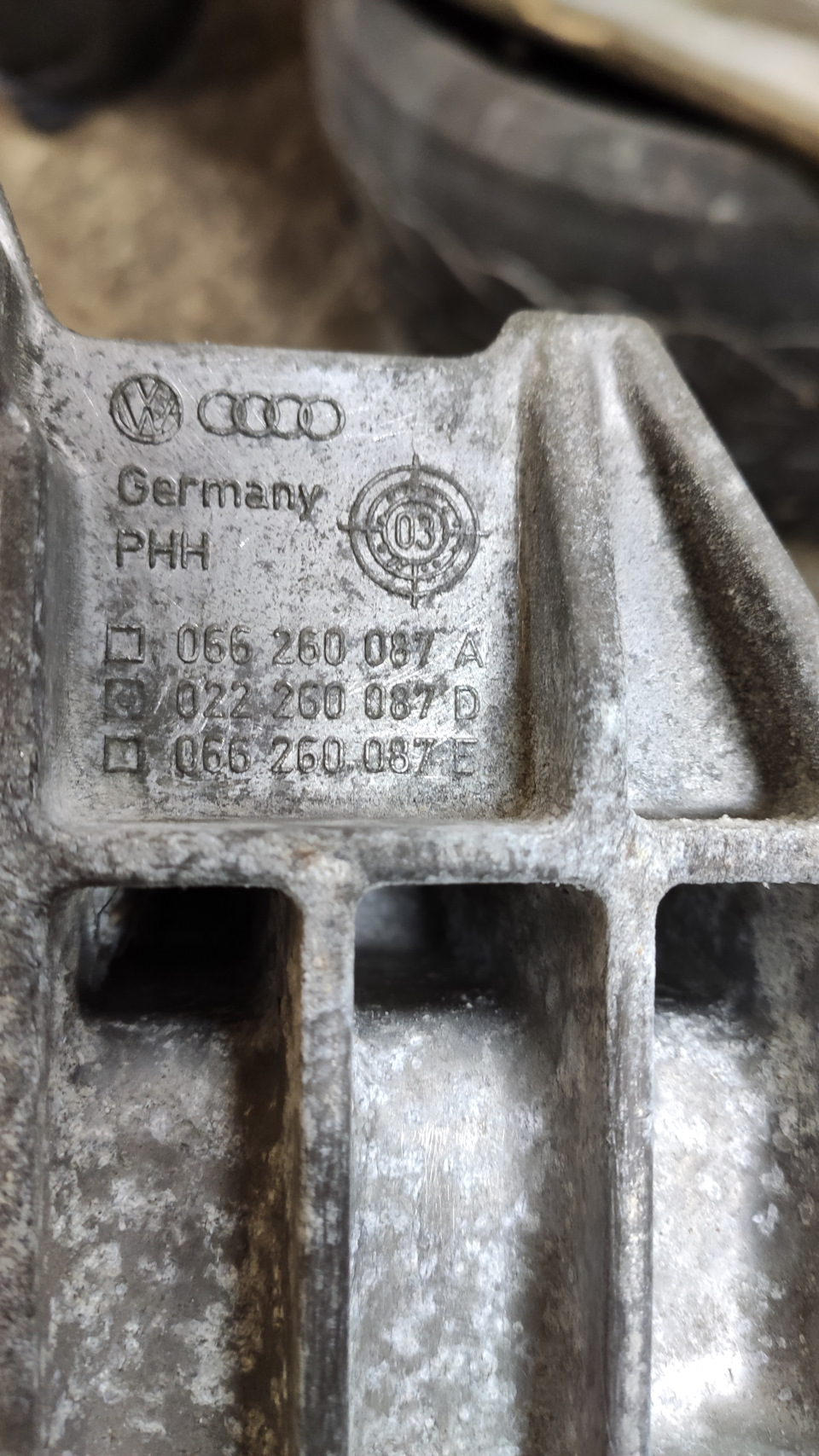 022260087D Кронштейн генератора VAG | Запчасти на DRIVE2