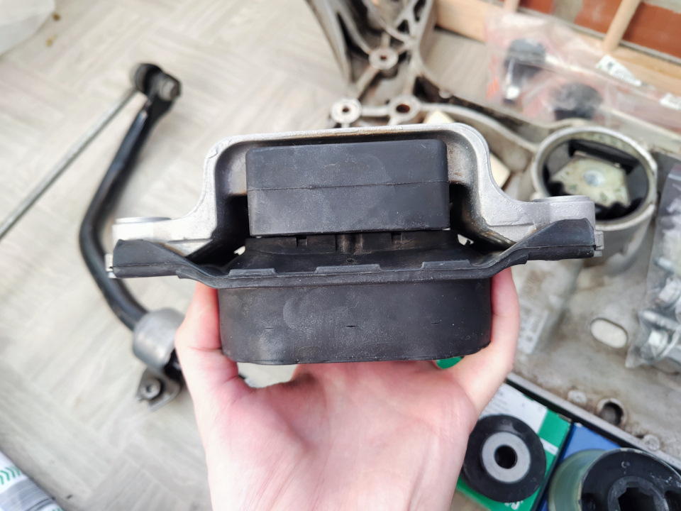 Установка гидроопоры АКПП VAG 8J0 199 555 D — Volkswagen Tiguan (1G), 2 ...