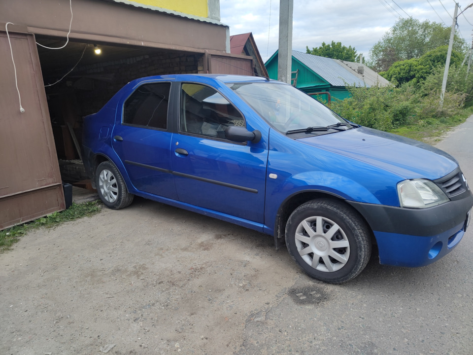 Средние стойки под пленку в черный — Renault Logan (1G), 1,4 л, 2006 ...