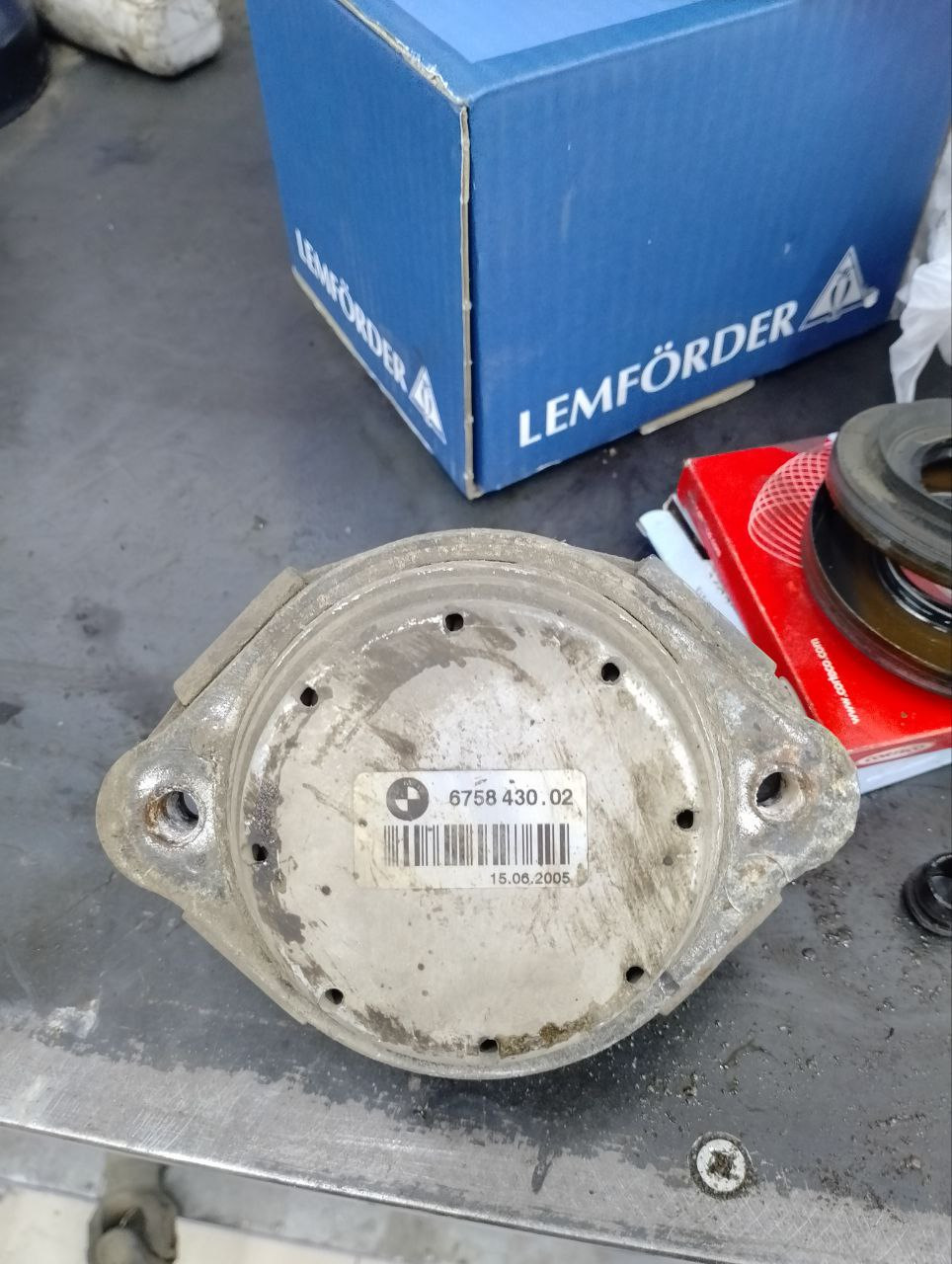 Подушки двигателя, скелет ручки и опоры капота. — BMW X5 (E53), 3 л ...