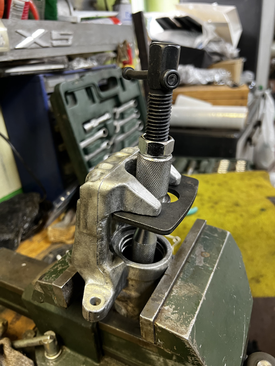 замена колодок и дисков — Volkswagen Caddy (3G), 2 л, 2008 года ...