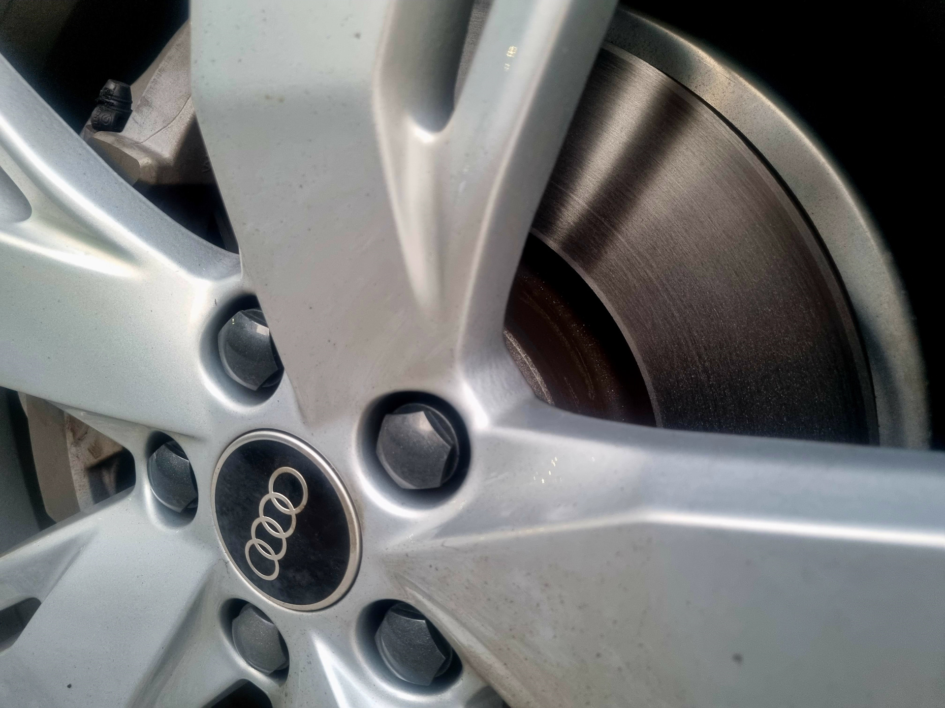 Замена колодок — Audi Q5 (2G), 2 л, 2021 года | визит на сервис | DRIVE2