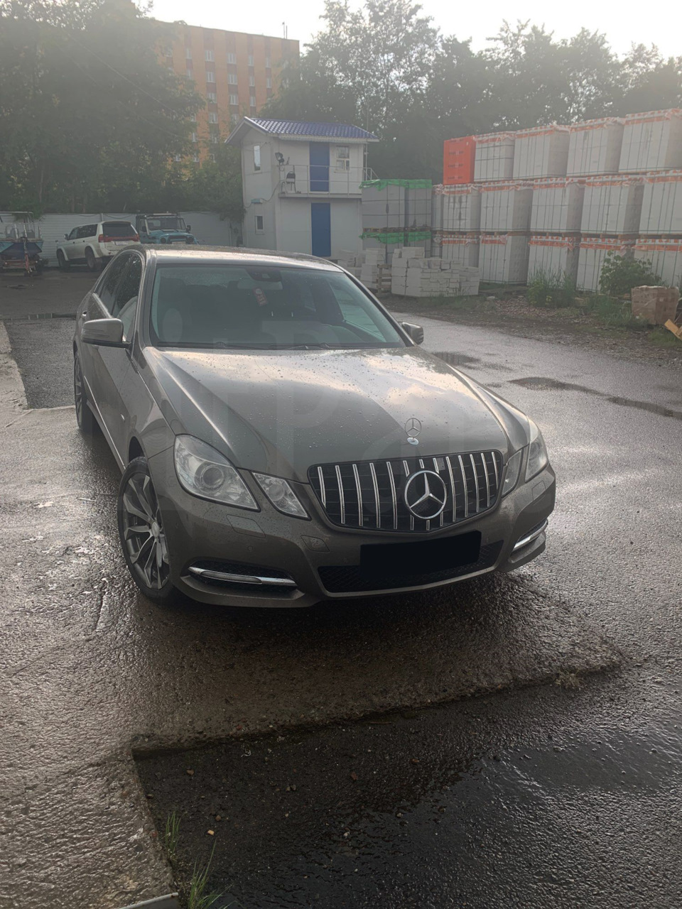 Установка нашей решетки радиатора GT Chrome на Mercedes-Benz E Klasse ...