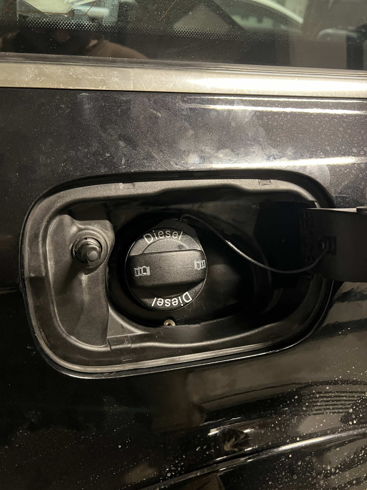 Замок лючка бензобака замена — Audi Q7 (1G), 3 л, 2008 года | кузовной ...