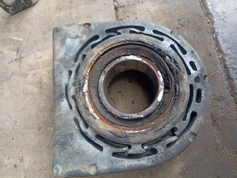 Замена заднего подвесного подшипника — Iveco Daily (3G), 2,8 л, 2001 ...