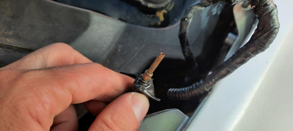 Замена сд чеинджера и ремонт шлагов омывателя лобового стекла — Audi A6 ...