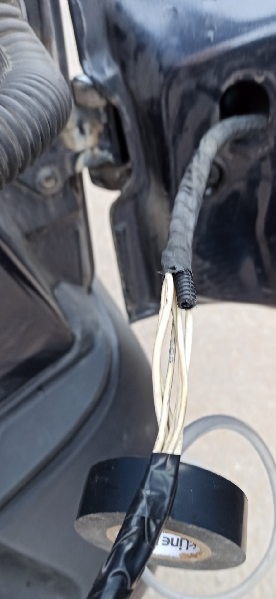Замена трубки омывателя задней двери. — Volkswagen Caravelle (T6), 2 л ...