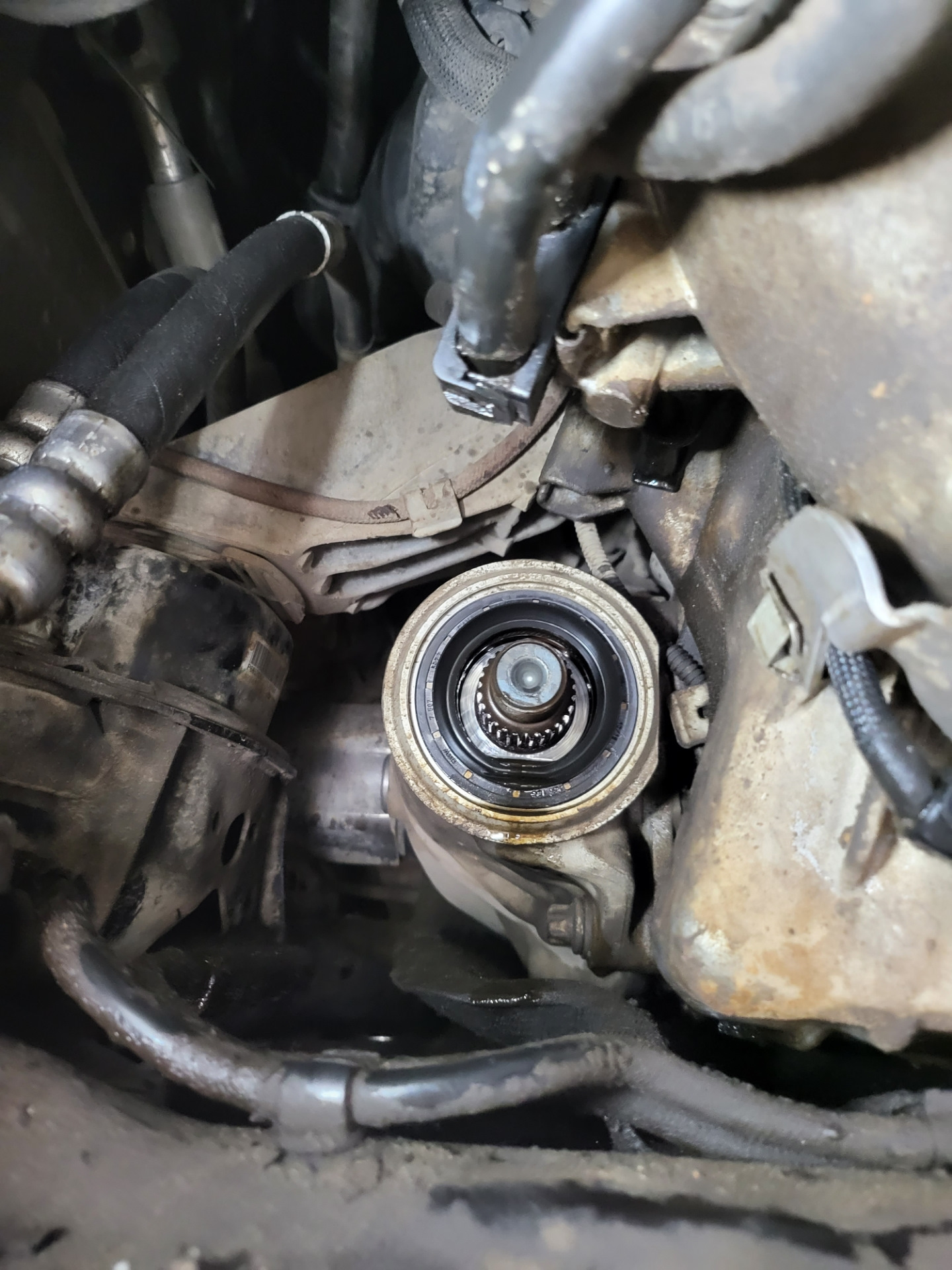 Замена сальника фланца переднего редуктора + замена приводного ремня и ...