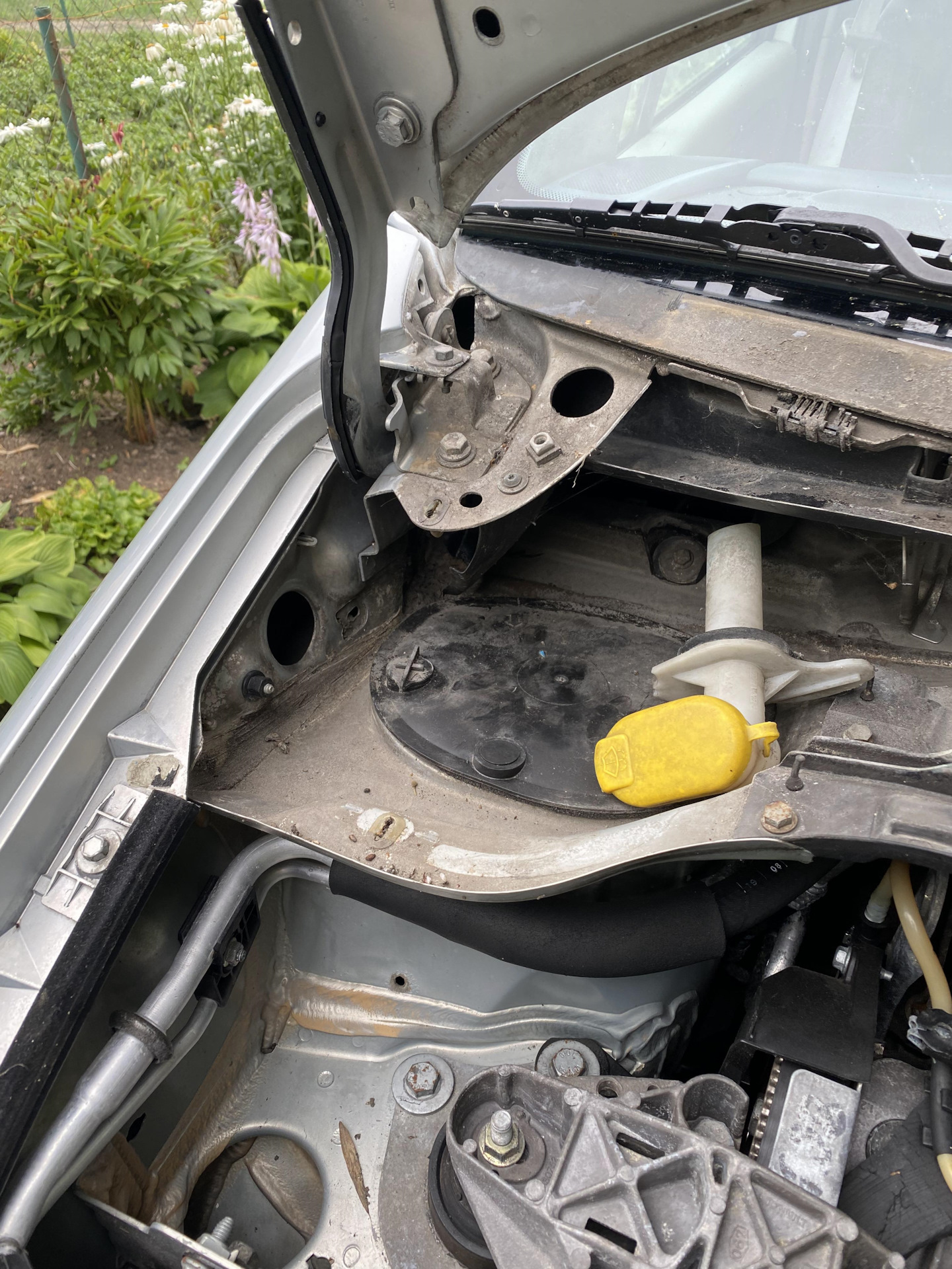 Омыватель заднего стекла льёт на лобовое стекло — Renault Scenic I, 1,9 ...
