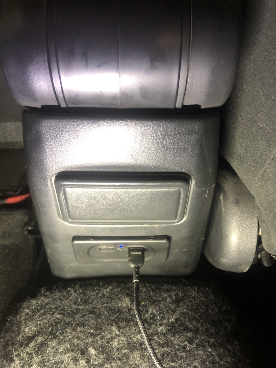 USB порт для зарядки — Mitsubishi Lancer IX, 1,6 л, 2007 года ...