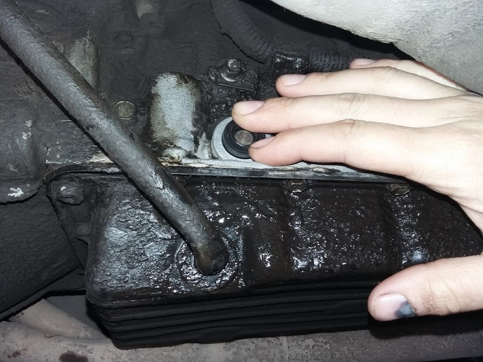 замена прокладок выпускного коллектора и сальника штока выбора передач ...