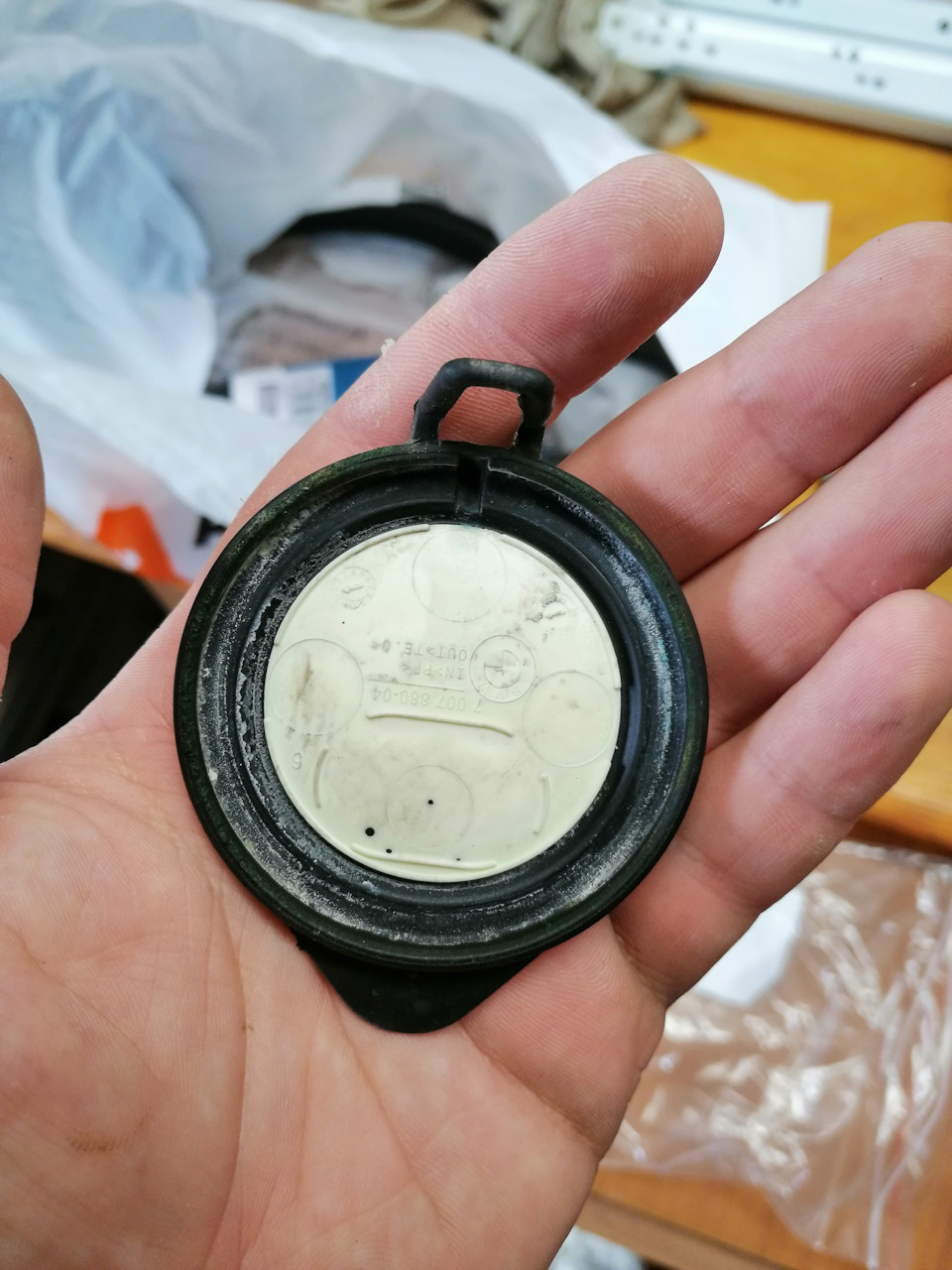 Замена крышки бачка омывателя и прокладки крышки ГУР BMW X3 E83 — BMW ...