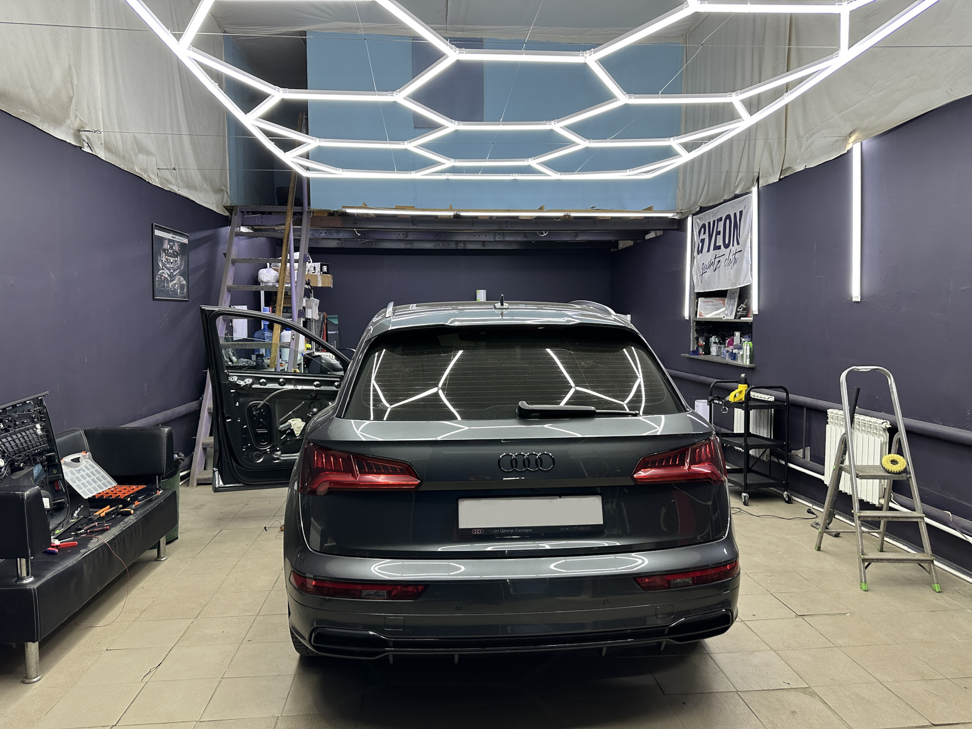 Проекции в дверях — Audi Q5 (2G), 2 л, 2018 года | стайлинг | DRIVE2