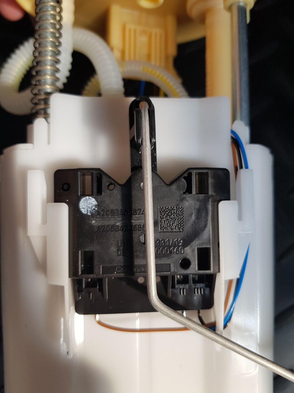 Замена топливный модуль в баке — Volkswagen Passat Variant (B7), 2 л ...