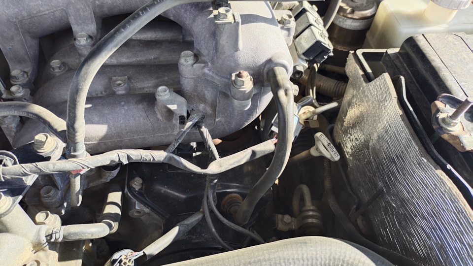 170 130 км. Замена трубки и клапана вентиляции картера — Mitsubishi ...