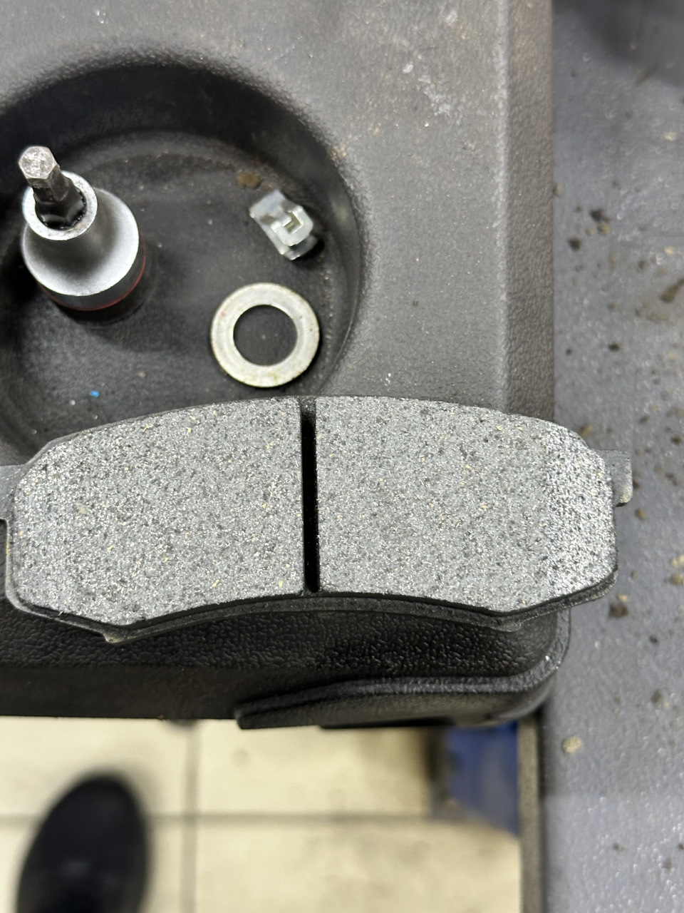 Обслуживание задних тормозов — Toyota Land Cruiser Prado 150-series, 2 ...