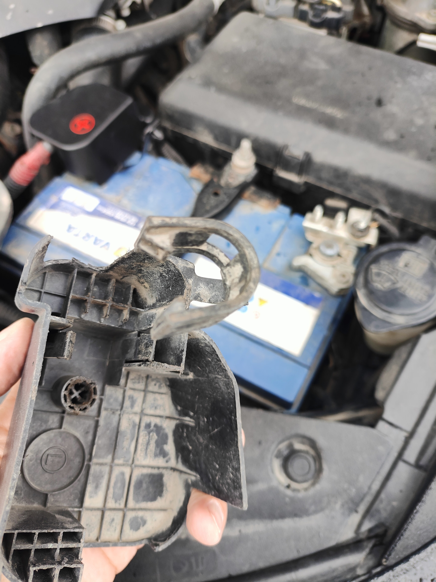 Крышка клеммы — Toyota Land Cruiser 200, 4,5 л, 2011 года | другое | DRIVE2