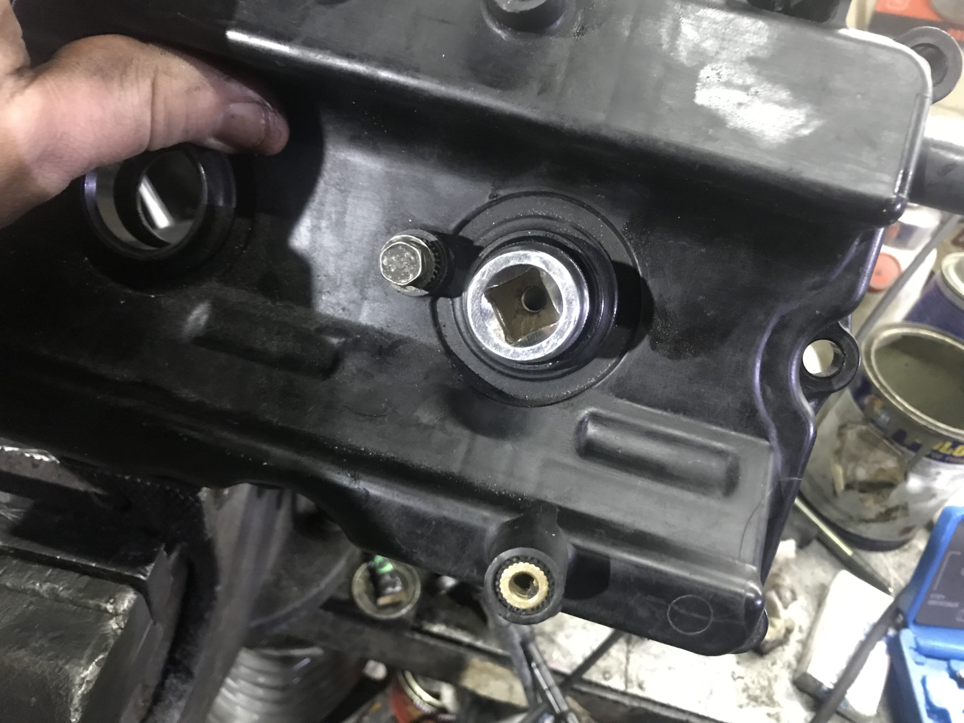 Замена сальника свечного колодца — Nissan Murano I, 3,5 л, 2006 года ...