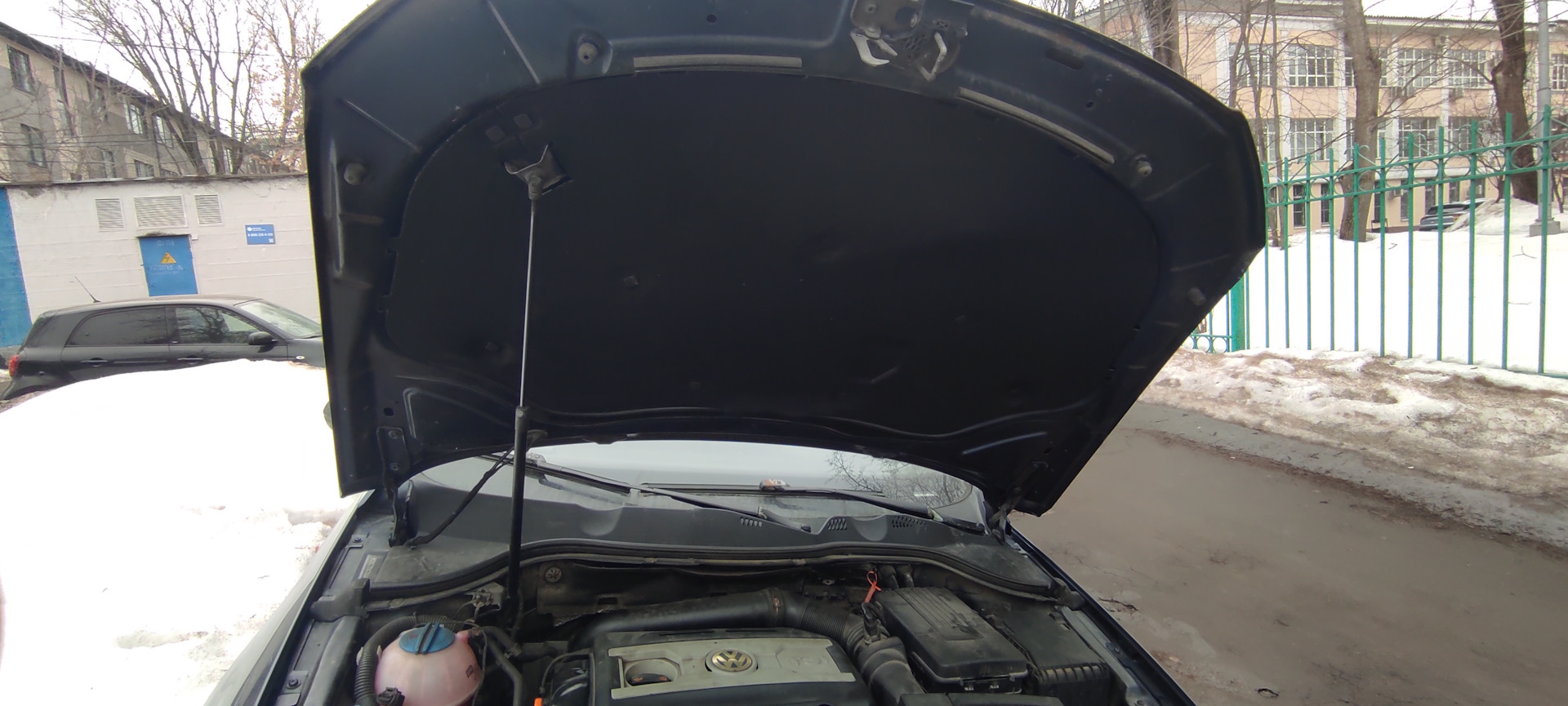 Новая "шумка" капота — Volkswagen Passat B6, 1,8 л, 2008 года ...