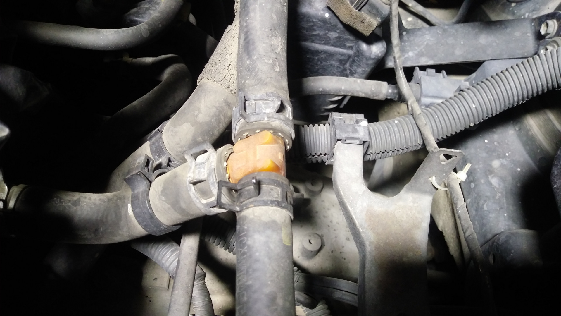 Тройник системы охлаждения. — Toyota RAV4 (II), 2 л, 2004 года ...